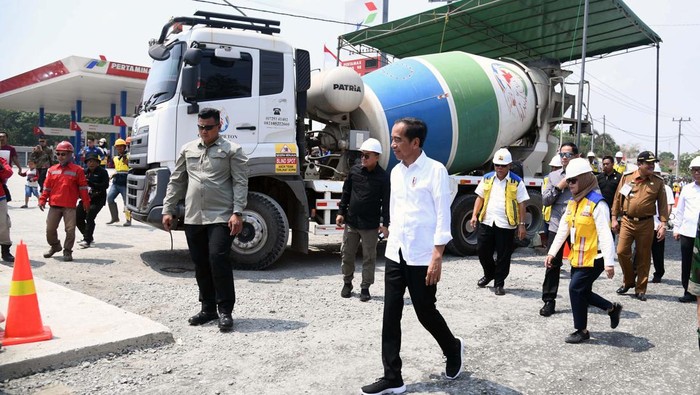 Sambil Jongkok Jokowi Cek Perbaikan Jalan Rusak di Lampung Telan Rp 800 M