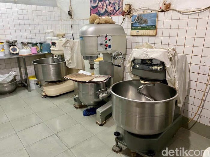 Nostalgia Jajan Roti Jadul di Toko Roti Gelora yang Berusia 73 Tahun