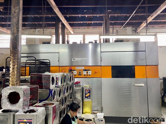 Nostalgia Jajan Roti Jadul di Toko Roti Gelora yang Berusia 73 Tahun