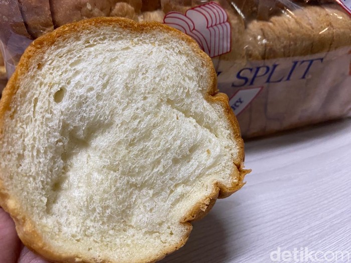 Nostalgia Jajan Roti Jadul di Toko Roti Gelora yang Berusia 73 Tahun