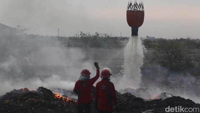 Saat Lautan Sampah Menghitam Akibat Kebakaran