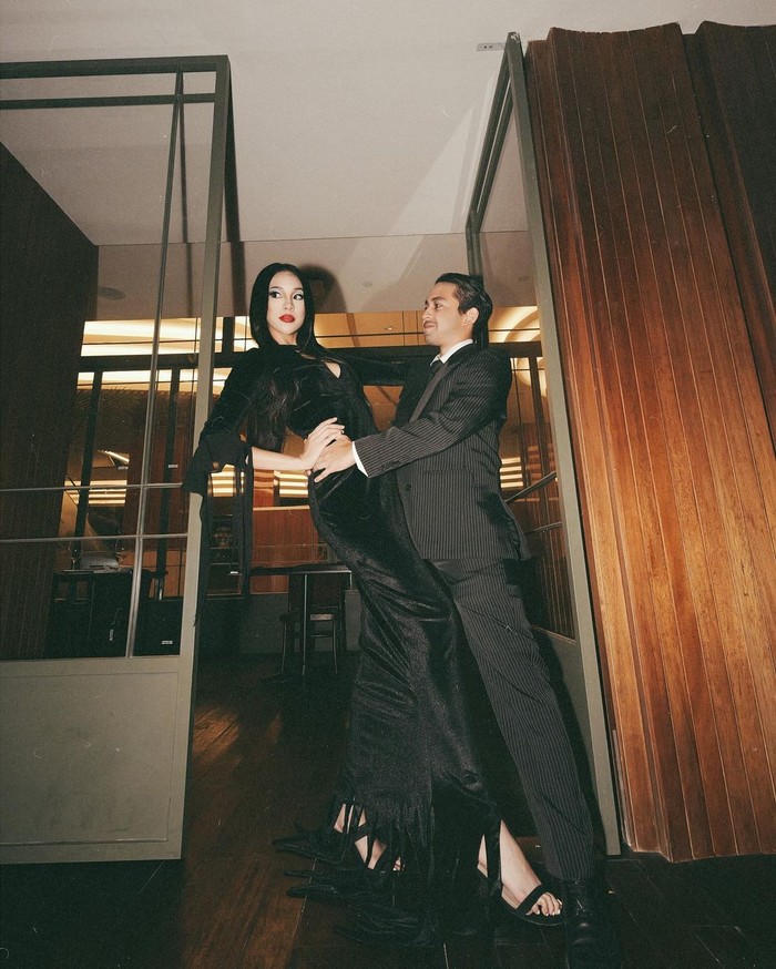 Anya Geraldine Seksi Jadi Addams Family, Foto Bareng Pacar