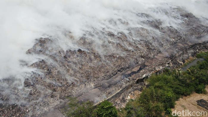 Pekatnya Asap Kebakaran TPA Jalupang dari Ketinggian