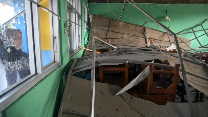 Diterjang Angin Kencang, Atap SD di Bogor Ambruk
