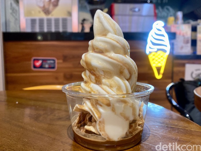 Begini Sensasi Enak Makan Roti Kopi pakai Es Krim Cone