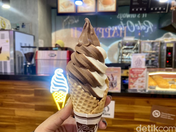 Begini Sensasi Enak Makan Roti Kopi pakai Es Krim Cone