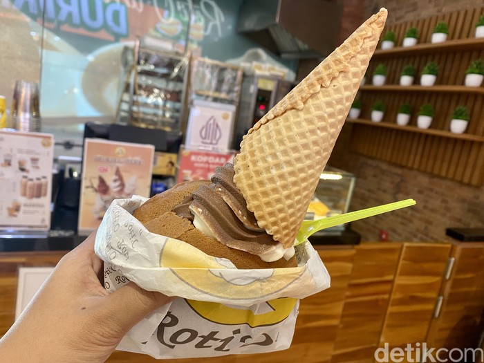 Begini Sensasi Enak Makan Roti Kopi pakai Es Krim Cone
