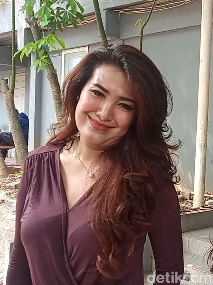 Kompak Gaya Liza Natalia dan Queennara, Lebih Seperti Kakak Beradik