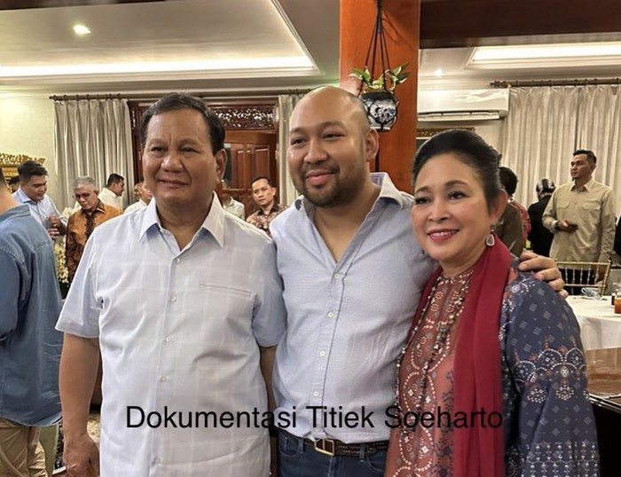 Serunya Titiek Soeharto Saat Panen Lengkeng dan Masak Steak Serunya Titiek Soeharto Saat Panen Lengkeng dan Masak Steak
