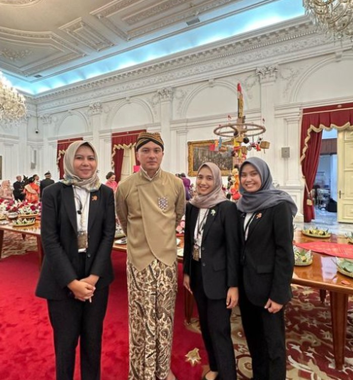 10 Momen Nicholas Saputra Hadiri Jamuan Makan hingga Suapi Penggemar