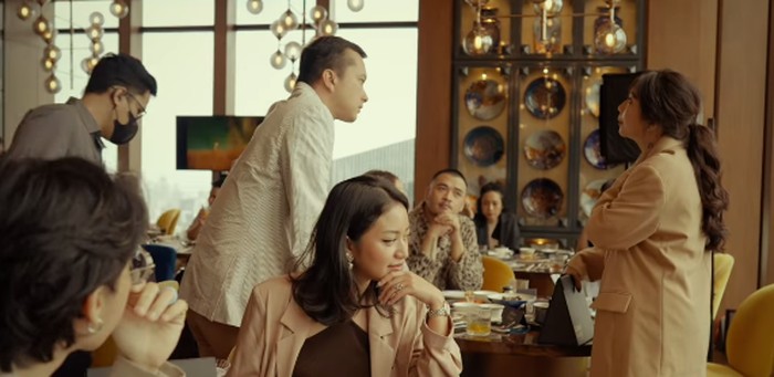 10 Momen Nicholas Saputra Hadiri Jamuan Makan hingga Suapi Penggemar