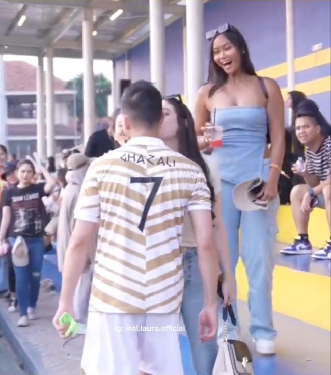 7 Foto Al Ghazali & Laura Moane Pamer Kemesraan, Cium dan Peluk di Depan Umum