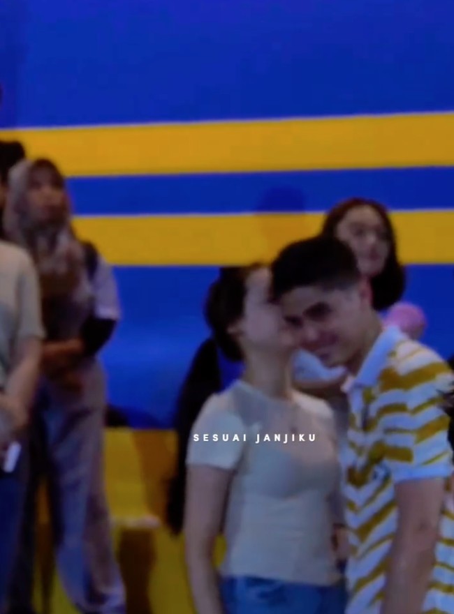7 Foto Al Ghazali & Laura Moane Pamer Kemesraan, Cium dan Peluk di Depan Umum