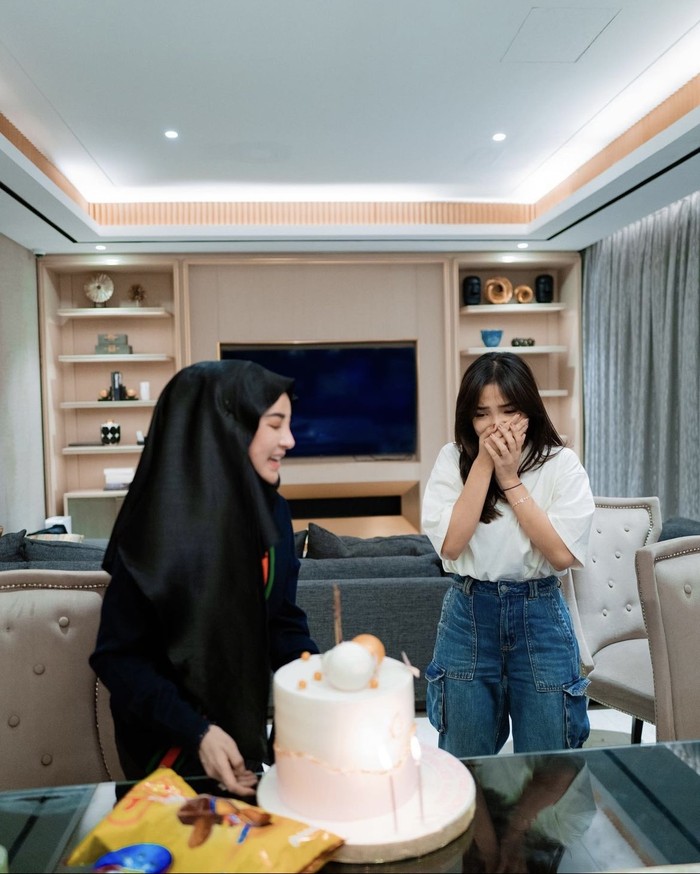 Fuji Ulang Tahun ke-21, Dapat Kejutan Kue Unik hingga Soes