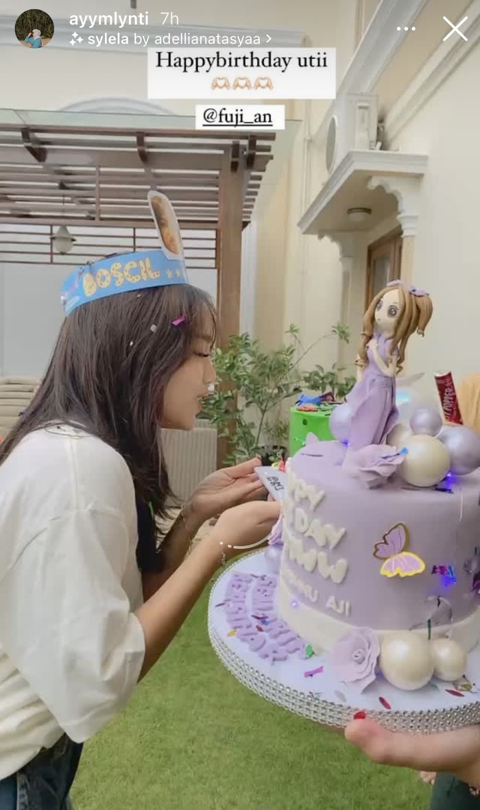 Fuji Ulang Tahun ke-21, Dapat Kejutan Kue Unik hingga Soes