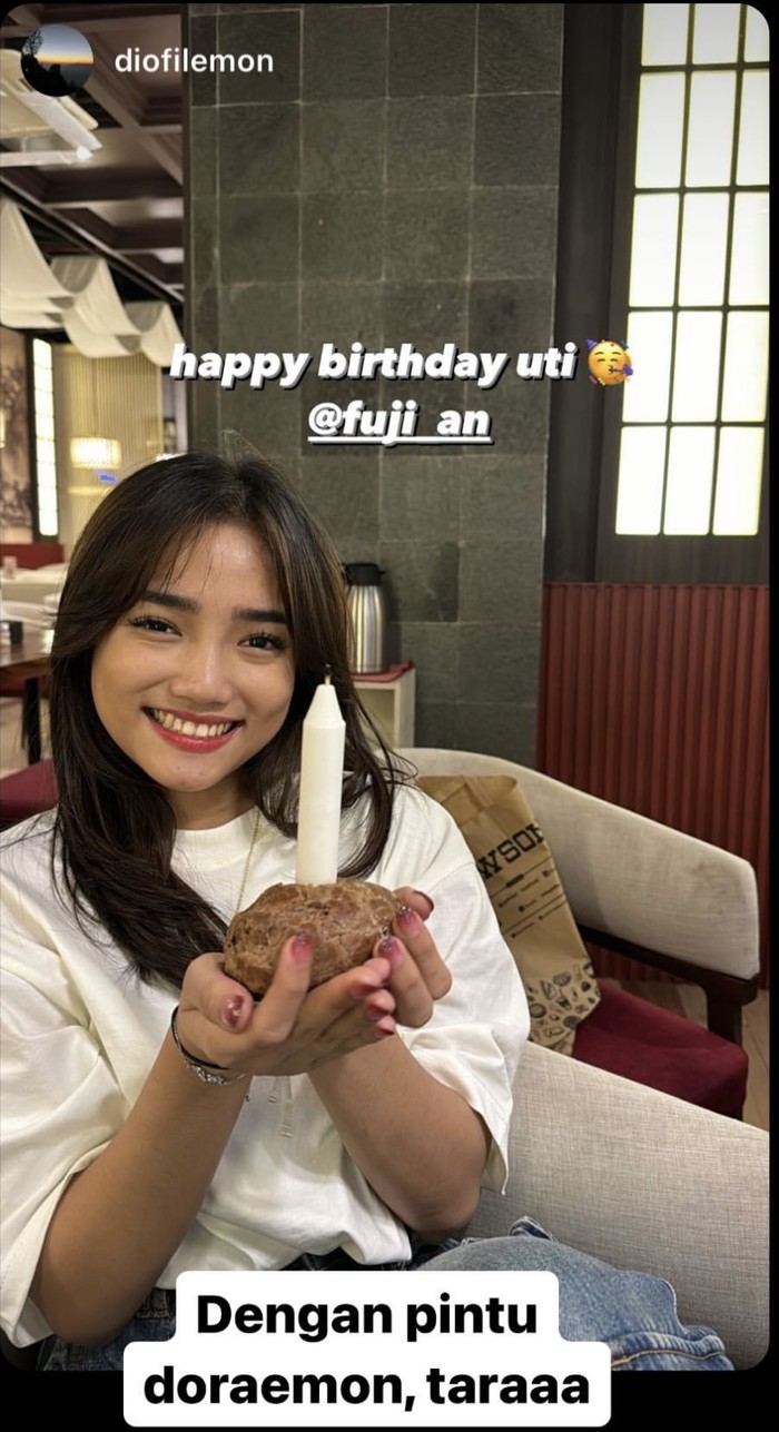 Fuji Ulang Tahun ke-21, Dapat Kejutan Kue Unik hingga Soes