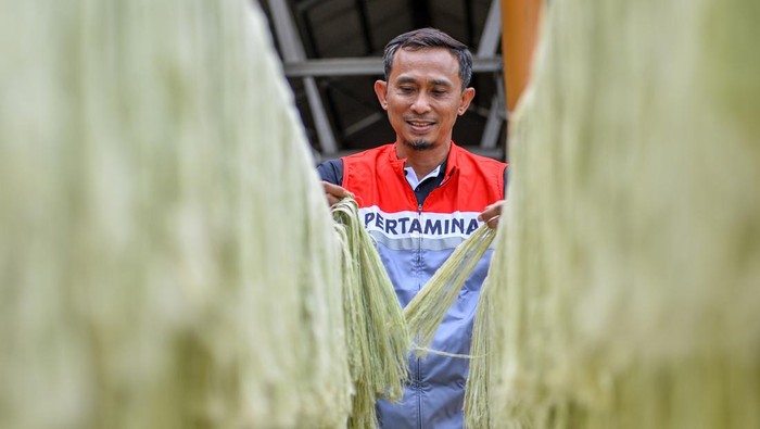 Pemanfaatan Serat Olahan Daun Nanas Menjadi Produk Eco Fashion Pemanfaatan Serat Olahan Daun Nanas Menjadi Produk Eco Fashion