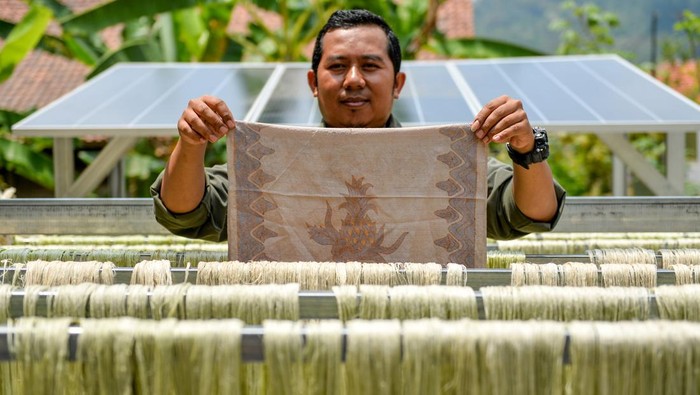 Pemanfaatan Serat Olahan Daun Nanas Menjadi Produk Eco Fashion