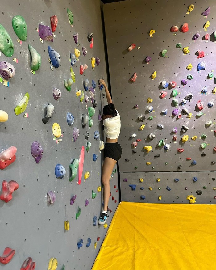 Anya Geraldine Wall Climbing, Kaki Jenjang Jadi Sorotan