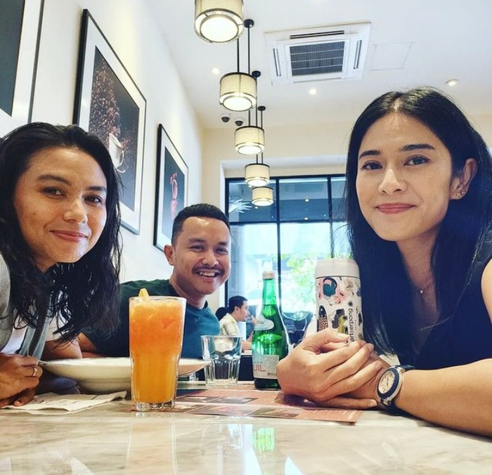 Momen Dian Sastro Pemeran Gadis Kretek Saat Makan Korean Bbq Pakai Beskap