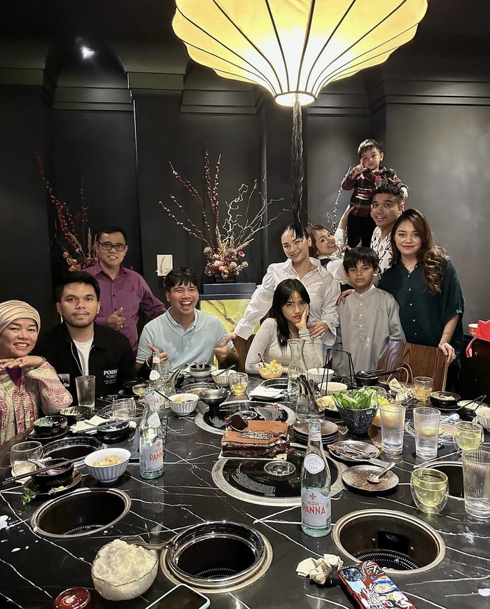 Momen Dewi Mama Fuji, Saat Makan Bareng Haji Faisal dan Keluarga