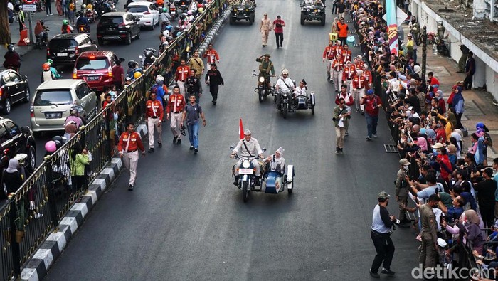 Antusiasme Warga Saksikan Parade Juang di Surabaya