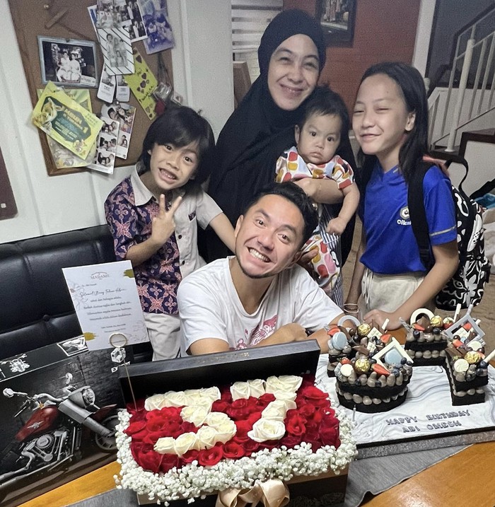 10 Potret Kulineran Ananda Omesh yang Lelang Motornya Demi Bantu Palestina