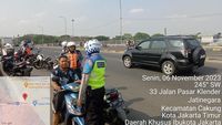 Priit!! Pemotor Lawan Arah-Tak Pakai Helm Ditilang di Flyover Klender