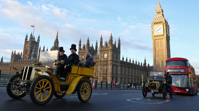 Potret Ratusan Mobil Klasik Konvoi dari London ke Brighton