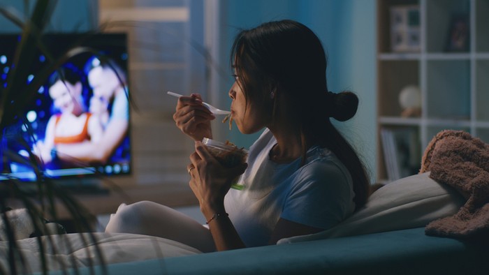 Sering Makan Sambil Nonton TV? Ini Efek yang Bakal Ditimbulkan Sering Makan Sambil Nonton TV? Ini Efek yang Bakal Ditimbulkan