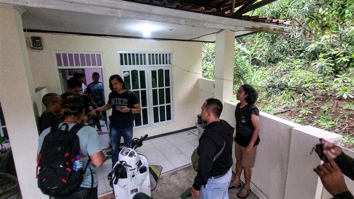 Polisi Gerebek Rumah di Sukabumi, Diduga Terkait Injeksi NIK Kartu SIM Polisi Gerebek Rumah di Sukabumi, Diduga Terkait Injeksi NIK Kartu SIM