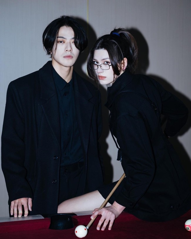 Foto: Kemesraan Cosplayer Karina Coser & Suami yang Terseret Ombak di Bali