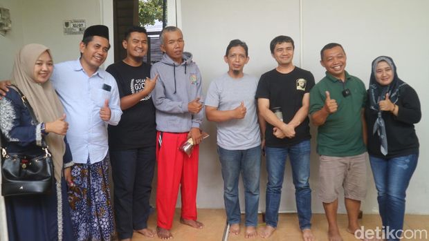 Tangis Haru Enuh Nugraha Kala Dijemput Teman Alumni ITB Tangis Haru Enuh Nugraha Kala Dijemput Teman Alumni ITB