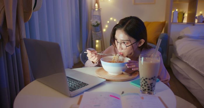 Anak Muda Masa Kini Makin Sering Begadang, Peneliti Ungkap Alasannya