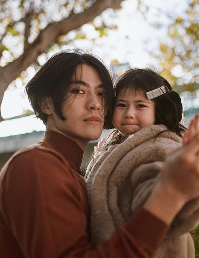 Foto: Kemesraan Cosplayer Karina Coser & Suami yang Terseret Ombak di Bali