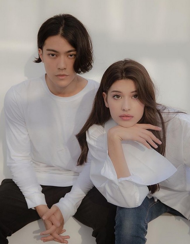 Foto: Kemesraan Cosplayer Karina Coser & Suami yang Terseret Ombak di Bali