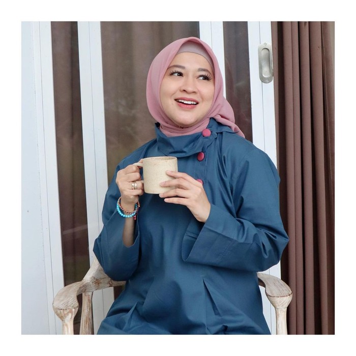 Okie Agustina, Ibu Kiesha Alvaro yang Doyan Ngopi dan Nongkrong di Kafe