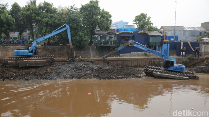 Pengerukan Kali Ciliwung Terus Dikebut