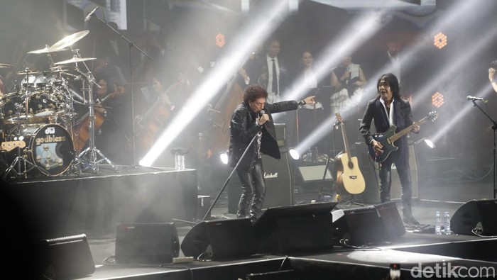 Potret Aksi Panggung God Bless di Konser Emas 50 Tahun Berkarya Potret Aksi Panggung God Bless di Konser Emas 50 Tahun Berkarya