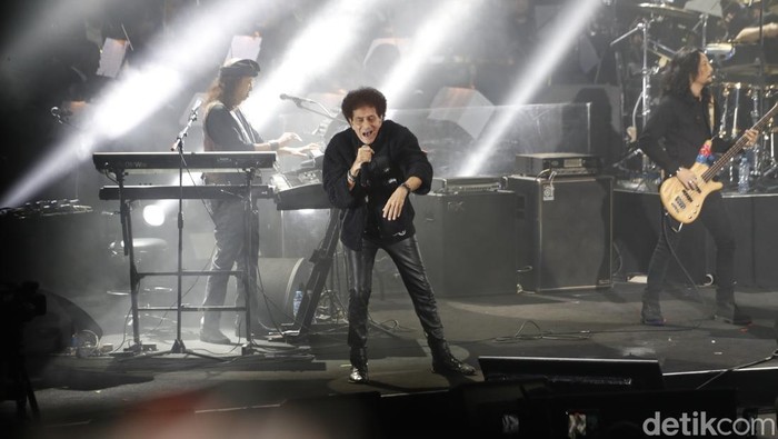 Potret Aksi Panggung God Bless di Konser Emas 50 Tahun Berkarya Potret Aksi Panggung God Bless di Konser Emas 50 Tahun Berkarya