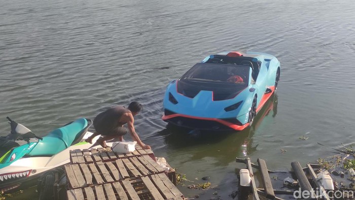 Memacu Replika Lamborghini Super Water Car di Kali Porong Sidoarjo