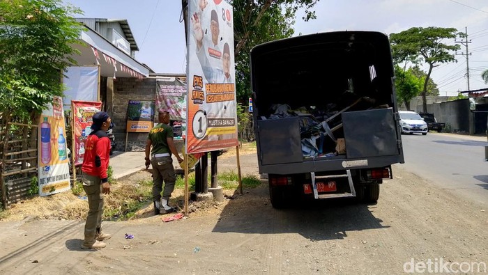 Satpol PP-Bawaslu Probolinggo Copot Puluhan APS dan APK Tak Berizin Satpol PP-Bawaslu Probolinggo Copot Puluhan APS dan APK Tak Berizin