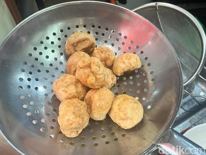 Mantul! Bakmi Ayam Kampung dan Bakso Goreng Viral di Pasmod BSD