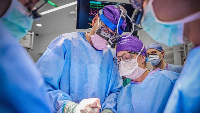 Momen Ahli Bedah AS Lakukan Transplantasi Mata Pertama di Dunia Momen Ahli Bedah AS Lakukan Transplantasi Mata Pertama di Dunia