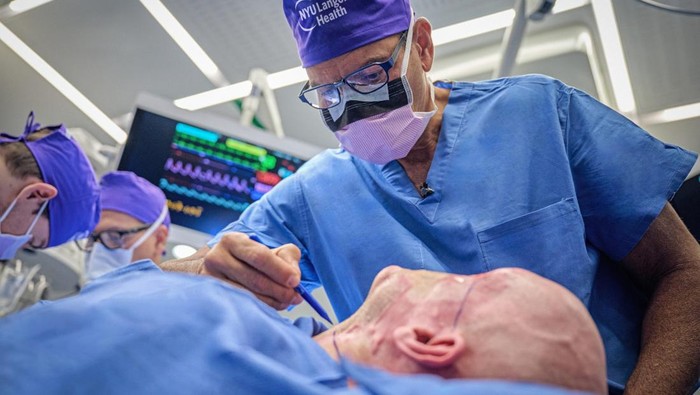 Momen Ahli Bedah AS Lakukan Transplantasi Mata Pertama di Dunia Momen Ahli Bedah AS Lakukan Transplantasi Mata Pertama di Dunia