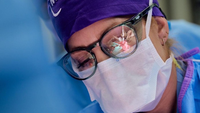 Momen Ahli Bedah AS Lakukan Transplantasi Mata Pertama di Dunia Momen Ahli Bedah AS Lakukan Transplantasi Mata Pertama di Dunia
