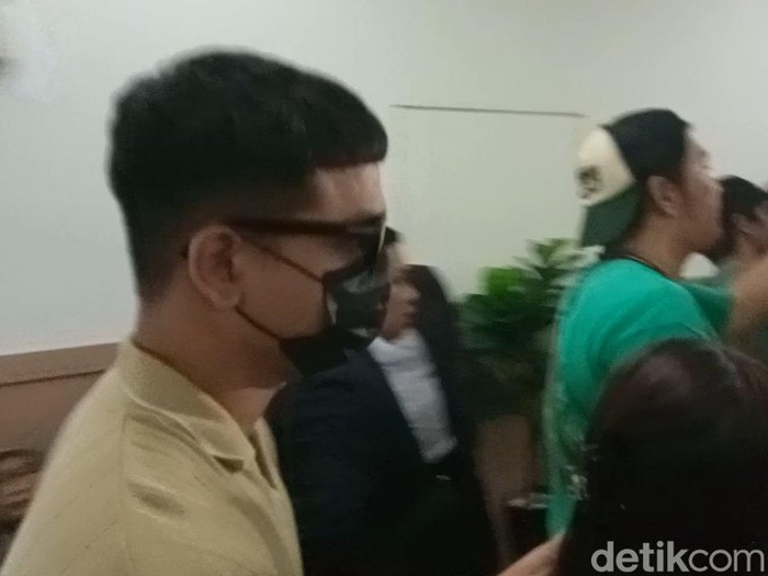 Momen Fadly Faisal Dampingi Rebecca Klopper Hadiri Sidang Penyebar Video Syur