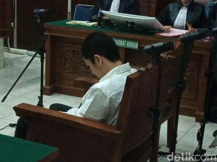 Momen Fadly Faisal Dampingi Rebecca Klopper Hadiri Sidang Penyebar Video Syur