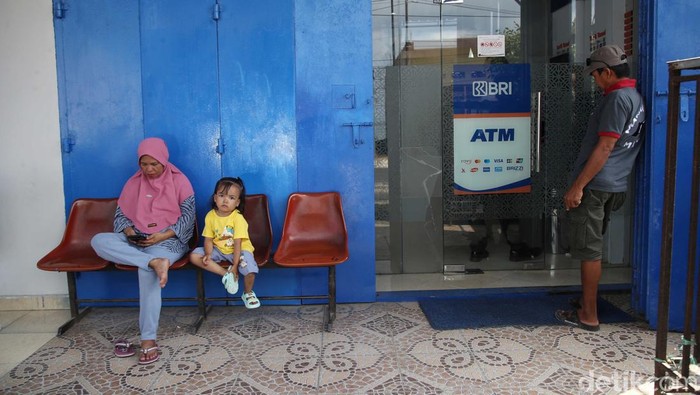 Suasana Aktivitas Perbankan di BRI Tanah Lemo