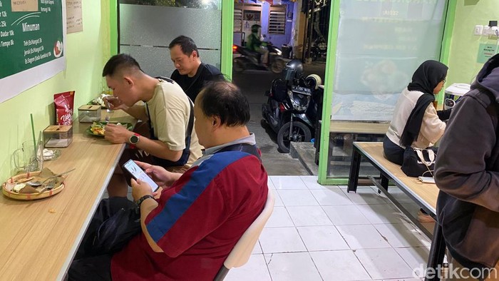 Potret Warung Penyetan Cece yang Bikin Pengunjung Sering Gagal Fokus